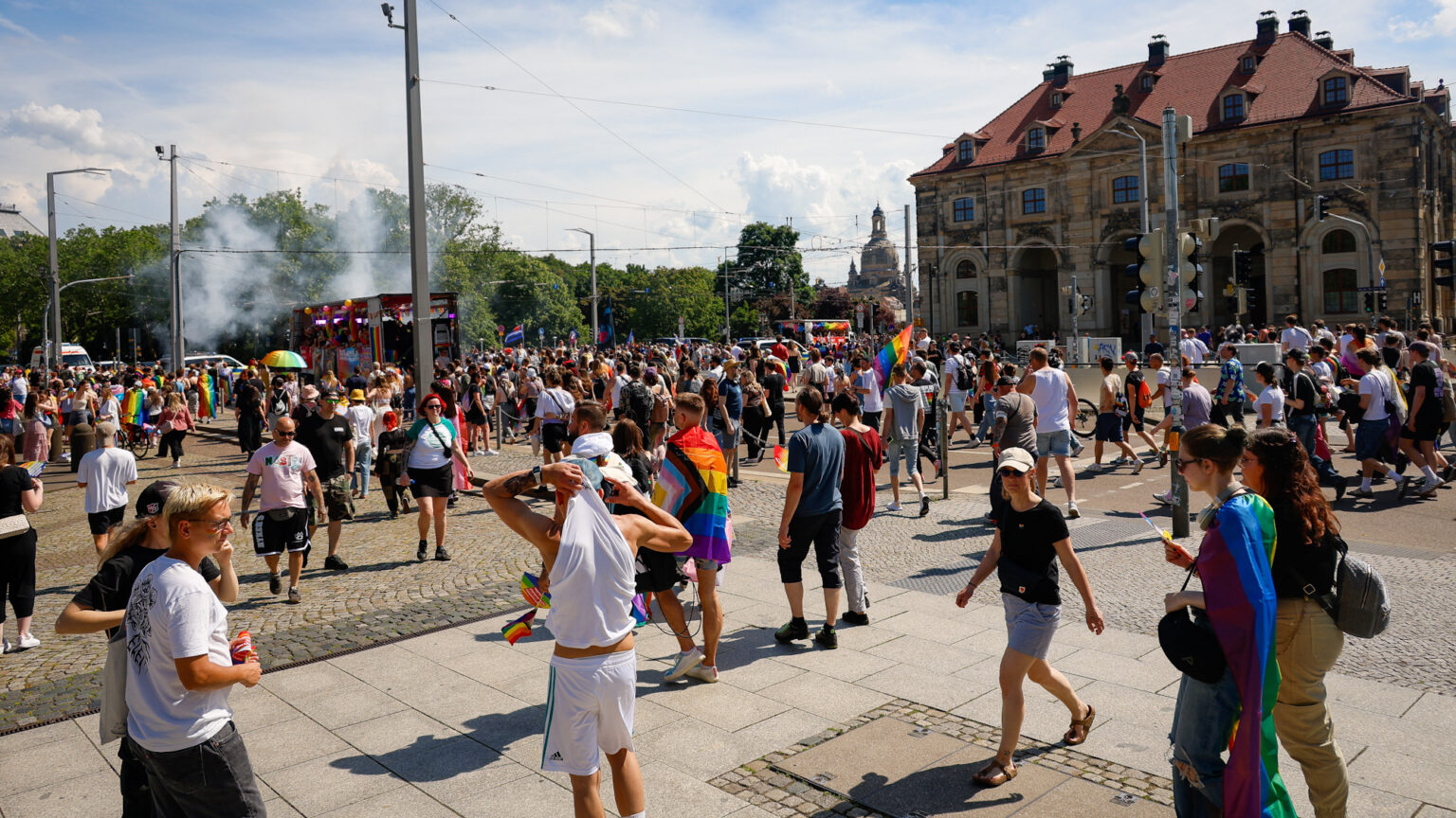 Christopher Street Day in Dresden: Rund 10.000 Menschen bei Parade ...